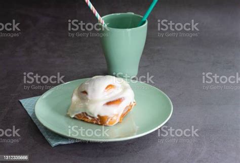 어두운 배경에 같은 색상의 컵과 녹색 접시에 크림계분피 설탕 나선형 롤빵 0명에 대한 스톡 사진 및 기타 이미지 0명 갈색