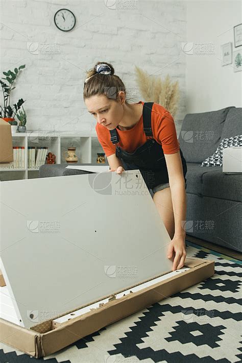 一个白人妇女在家里自己组装家具
