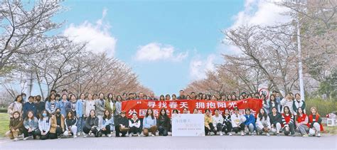 外国语学院举办寻找春天 拥抱阳光主题良师益友游园活动