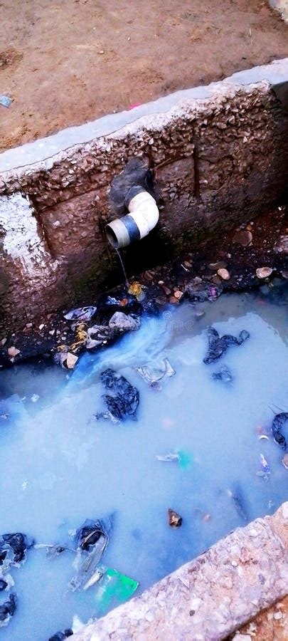 Basura Tirada En Una Alcantarilla Foto De Archivo Imagen De Aleros