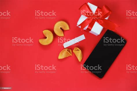 발렌타인 데이 축 하 컨셉입니다 전화 행운의 쿠키와 빨간색 배경에 주홍 활흰색 포장 선물 텍스트 에 대한 공간이있는 휴일 카드