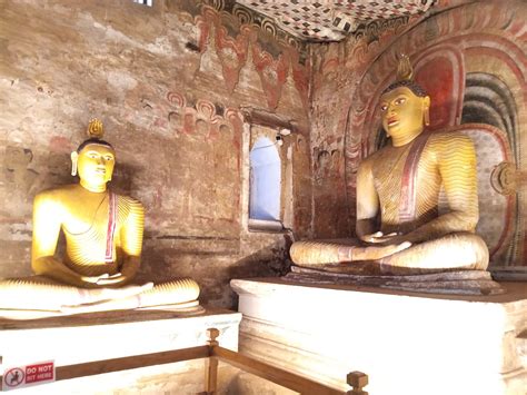 රටක් බැති සිතින් වෙසක් සමරද්දී දඹුලු විහාරයේ ලෙන් සිතුවම්වලට අත්ව ඇති
