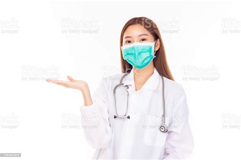 젊은 의사 여성 제시 하 고 텍스트 또는 제품에 대 한 복사 공간을 보여주는 백인 배경에 고립 된 여성 의료 전문가 성공적인