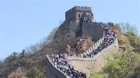 八达岭长城客流如传送带，游客：感觉自己是被人推着走旅游地域奇趣好看视频