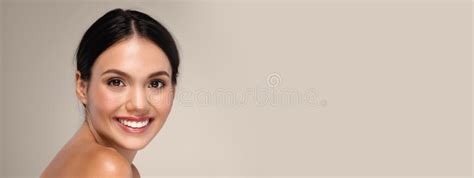 Retrato De Linda Jovem Seminu Sobre Fundo Cinza Imagem De Stock