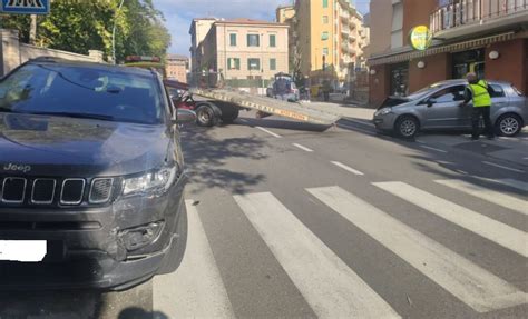 Macerata Scontro Frontale Tra Auto E Suv In Via Pancalducci Traffico