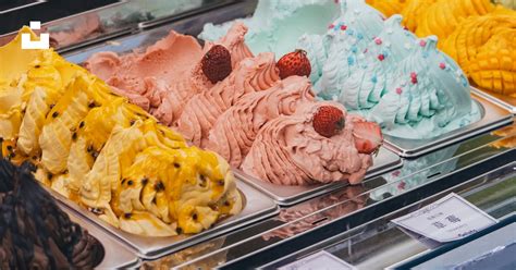 다양한 종류의 아이스크림으로 가득 찬 진열장 사진 Unsplash의 무료 음식 스탠드 이미지