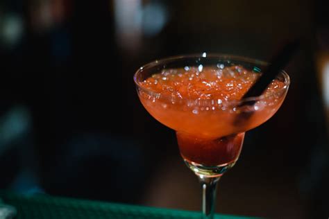 바 바 카운터 칵테일 바 빨 대와 유리 색상 배경에서 신선한 음료 Coctail 칵테일 바에서 마시는 칵테일 유리 칵테일 잔에