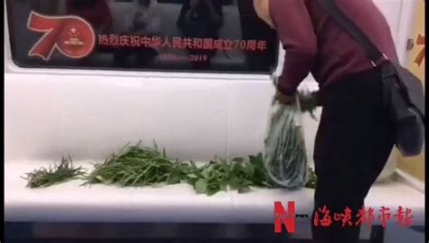 这样也行？地铁车厢内，依伯择菜占了一排座手机新浪网