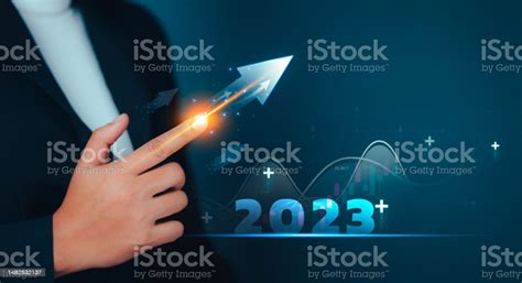 비즈니스 사람은 증가하는 가상 홀로그램 통계 그래프 및 상향 화살표 대상을 분석하여 거래자가 투자 최고의 비즈니스 성장 및 전략 개발 및 성공을 계획합니다 2023년에 대한