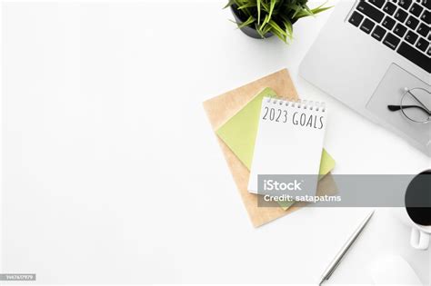 2023 목표 텍스트가있는 노트북은 새해 결의안과 계획을 적용하기 위해 텍스트로 제공됩니다 0명에 대한 스톡 사진 및 기타