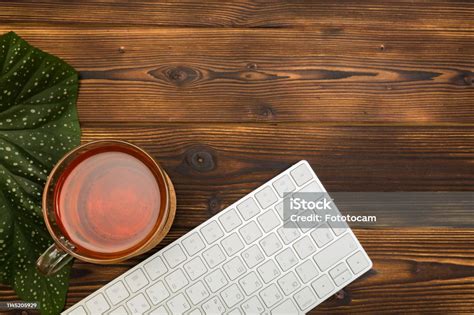 복사 공간을 가진 최고 보기 나무로 되는 사무실 책상심상 0명에 대한 스톡 사진 및 기타 이미지 0명 공란 노트북