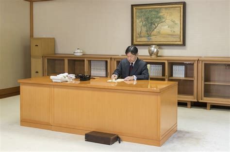 日本新天皇办公照首次公开穿西服写毛笔字 凤凰网