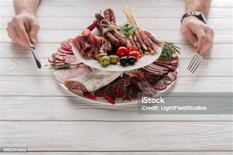 다양 한 고기 스낵과 흰색 나무 탁상에서 칼을 가진 남자의 부분 보기 건강한 식생활에 대한 스톡 사진 및 기타 이미지 건강한 식생활 고기 남자 Istock