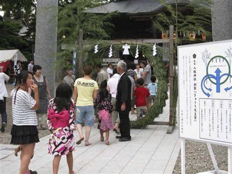 【夏越の大祓】平成23年7月18日（海の日）、『夏越の大祓・茅の輪神事』の様子です。茅の輪をくぐる参拝者の方です。