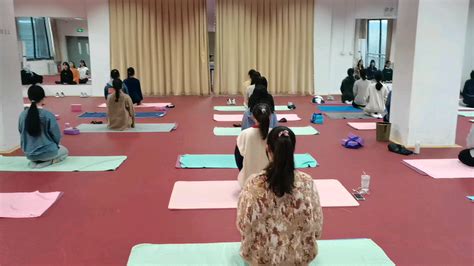 皮克斯动画短片——《洞穴》，讲述了一只社恐兔子建房子的故事，超可爱的社恐小兔子，伤心时就用耳朵挡住脸。。。 再不老我们就疯了 捧卷 哔哩哔哩视频