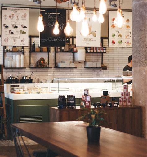 5 Cosas que Debes Hacer en una Cafetería