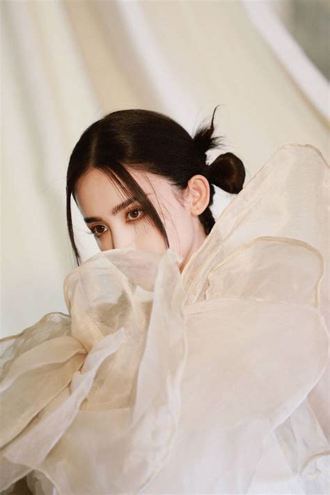 娜扎穿金色流苏短裙腰臀比完美 光影层叠时尚靓丽 搜狐大视野 搜狐新闻