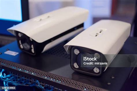사무실 건물의 보안 Cctv 카메라 또는 감시 시스템 지능형 카메라는 도둑으로부터 안전을 유지하기 위해 밤낮으로 비디오를 녹화