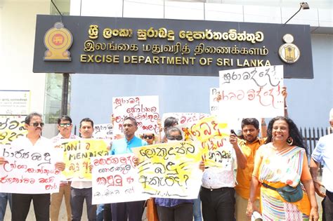 සුරා බදු කොමසාරිස්ට එරෙහිව විරෝධයක් වීදි නාට්‍යකුත් රඟ දක්වයි Photos