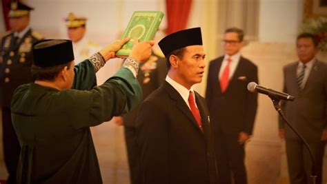 Senyum Semringah Amran Sulaiman Dilantik Jokowi Jadi Mentan Lagi