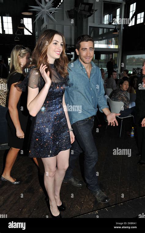 Jake Gyllenhaal And Anne Hathaway Love And Other Drugs Press