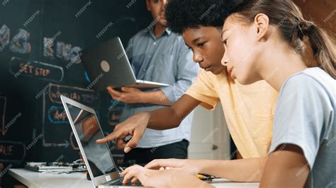 La Chica Programando O Codificando El Sistema Mientras El Chico