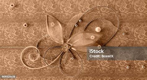 빛나는 구슬 자 수 꽃과 나비 빈티지 직물의 배경에 형태로 실버 스레드 갈색 가로 수 제 인사말 장식 0명에 대한 스톡 사진 및 기타 이미지 Istock