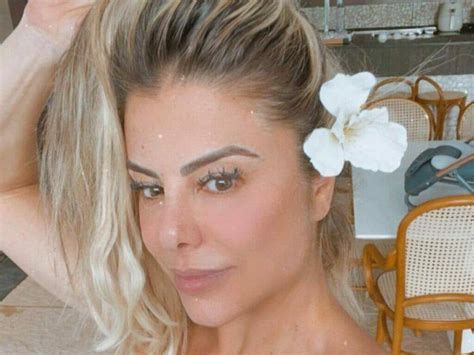 De biquíni Poliana Rocha exibe corpo de boneca em clique e