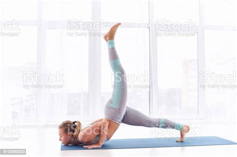 아름 다운 젊은 여자 관행 요가 아사 나 Eka의 Ashtanga Namaskara 요가 클래스에서 요가에 대한 스톡 사진 및