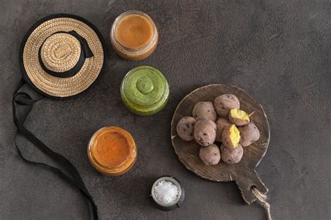 카나리아 제도 인기있는 요리 파파스 Arrugadas 모조 피컨 레드 핫 소스 모조 베르데 그린 소스와 알모그로테 콘크리트