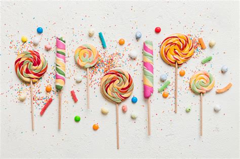 맛있는 식욕을 돋우는 파티 액세서리 생일 축하합니다 컬러 배경에 사탕의 다른 유형 복사 공간 화려한 생일 파티 배경 0명에 대한