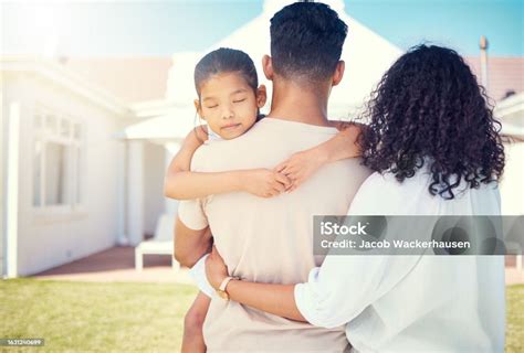 어린 가족 여자 아이와 함께 새 집에서 등을 돌리고 야외에서 포옹하거나 함께 사랑을 나누며 삶을 시작하고 시작합니다 부부 어머니 딸은 부동산 집 뒤뜰을 위해 아이를 안고