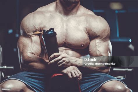 잔인 한 강한 보디 운동 남자 아령으로 근육을 펌핑 강사에 대한 스톡 사진 및 기타 이미지 강사 거친 건강관리와 의술