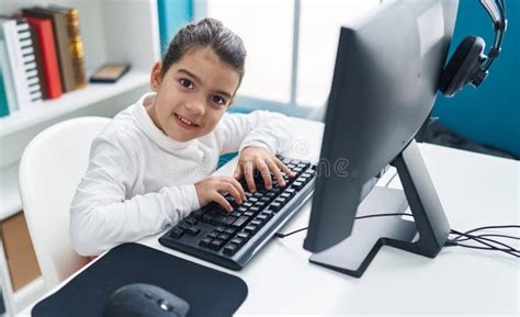 Adorable Estudiante Hispana Usando Computadora Sentada En La Mesa En El