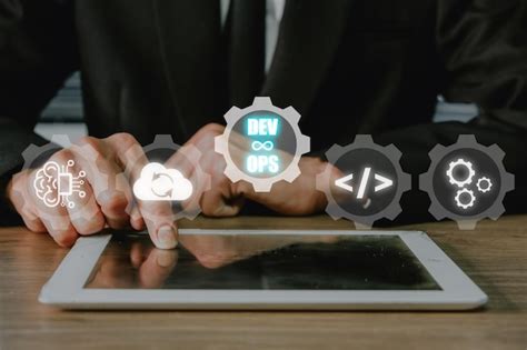 Devops 개념 테이블 위에 Vr 화면에 Devops 아이콘을 가진 인간 손으로 만지는 태블릿 개발 방법론 개발 작업 민한