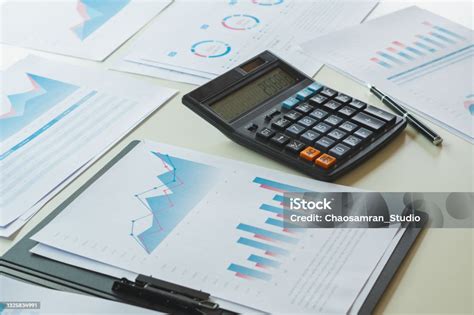 사업가 작업 계산 데이터 문서 그래프 차트 보고서 마케팅 연구 개발 계획 관리 전략 분석 재무 회계 비즈니스 오피스 개념 0명에