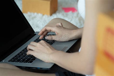 亚洲女在家使用笔记本电脑进行在线购物高清图片下载 正版图片506537503 摄图网