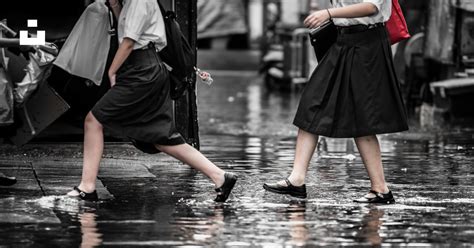 濡れた地面を歩く2人の女性の写真 Unsplashの灰色の無料画像