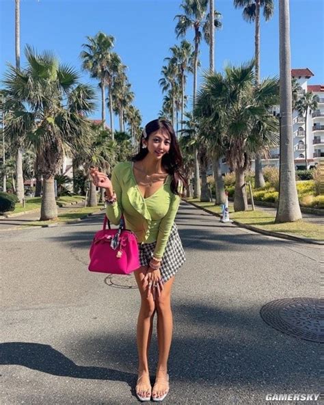 超越动漫的夸张身材 风格一路走偏的网红神谷麻美 游民星空