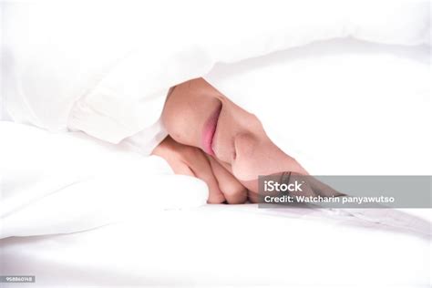 아가씨가 백색 담요에서 그녀의 얼굴을 숨기고 아침 Timeblurry 주위 빛에 오른쪽 아름다움 얼굴 면 미소와 달콤한 꿈 행복 한 얼굴을 보여줍니다 귀여운에 대한 스톡