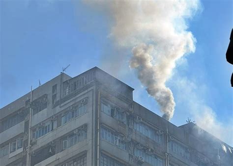 荃灣工廈天台煙囪冒濃煙 消防到場救援無人傷｜即時新聞｜港澳｜oncc東網