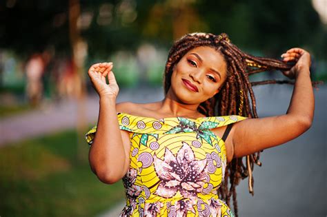 험 상을 귀여운 작은 높이 아프리카계 미국인 여자 색된 노란색 드레스에 착용 곱슬 머리에 대한 스톡 사진 및 기타 이미지 곱슬 머리 귀여운 노랑 Istock