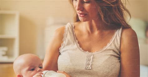 집에서 아들과 함께 있는 어머니 어머니는 어린 아기에게 먹이를줍니다 사진 Unsplash의 세르비아 이미지