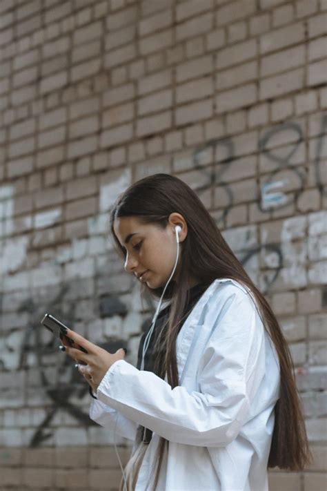 Девушка в наушниках Фотосессия на улице Cool Photos Photo Instagram