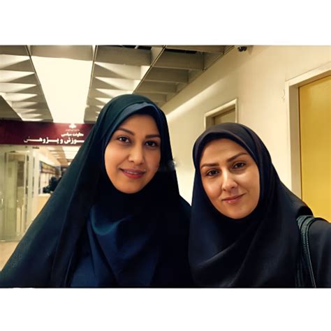 گوینده خبر معروف وقتی تو تلویزیون نیست اینجوری لباس می پوشه مریم صادق