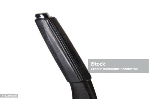 작업장에서 차량의 브레이크 시스템을 수리하기 위해 사진 스튜디오에서 고립된 배경에 고가의 독일 자동차의 크롬 요소가 있는 흰색 핸들이 달린 브레이크 레버를 클로즈업합니다 0