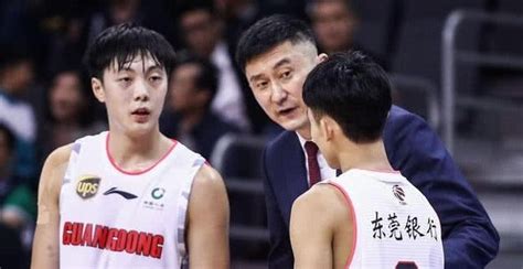 6分钟送出3次助攻，踩到胡明轩后脚跟出现伤病，徐杰伤势如何？腾讯新闻