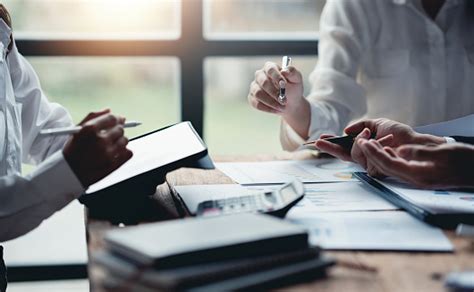 사업가 회의 및 손익 계산 각 분기의 대차 대조표는 그래프와 차트를보고 새로운 마케팅 전략 아이디어를 제안합니다 가리키기에 대한 스톡 사진 및 기타 이미지 Istock