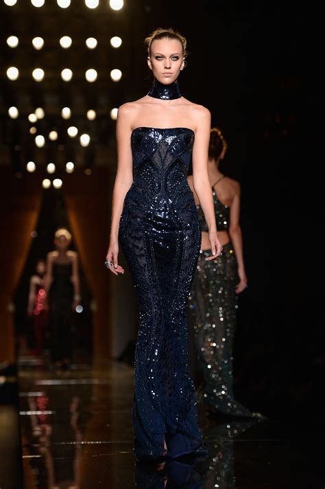 Still Got It Naomi Campbell Struts Her Stuff For Versace In Paris
